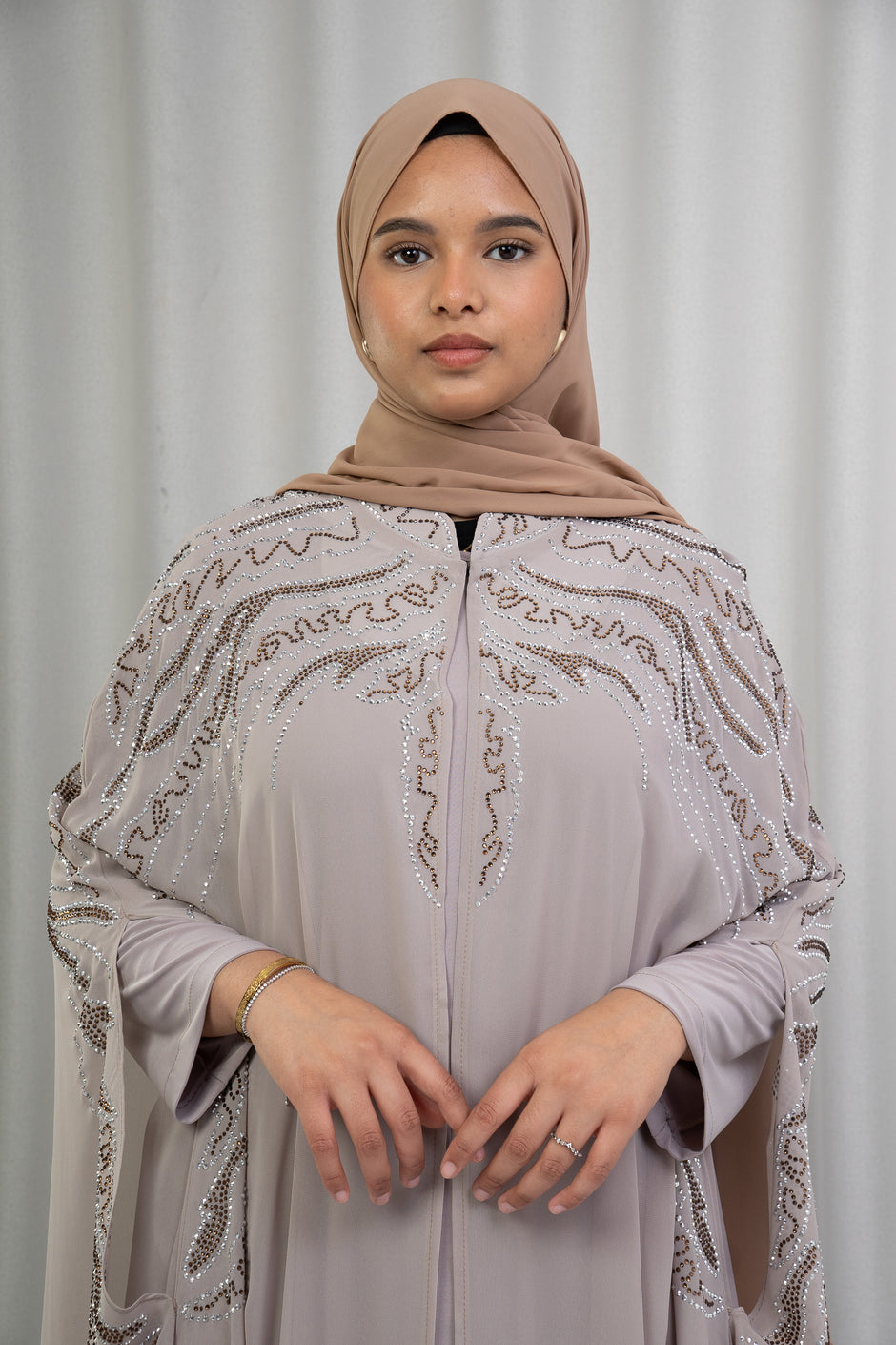 Islamic Wear | Dresses, Abayas, Thobes, and Hijabs – amiiraa.co.za